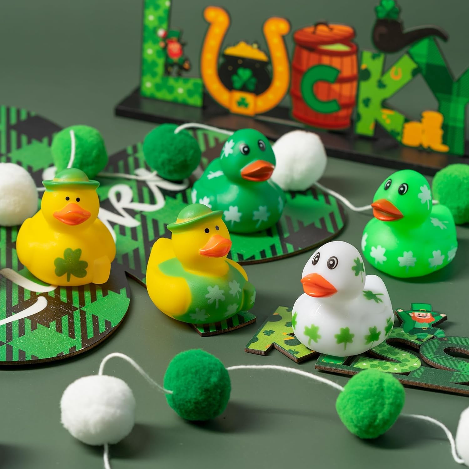 Haooryx 20Pcs St. Patrick's Day Rubber Duck Toys Novelty Squeeze Shamrock Duck Decor for Irish St. Patrick's Day Easter Day Party Favor Goodies Bag Fillers Kids Birthday School Prizes