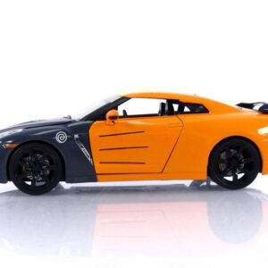 Naruto 1:24 2009 Nissan GT-R(R35) Die-Cast Car & 2.75" Naruto Figure, Toys for Kids and Adults