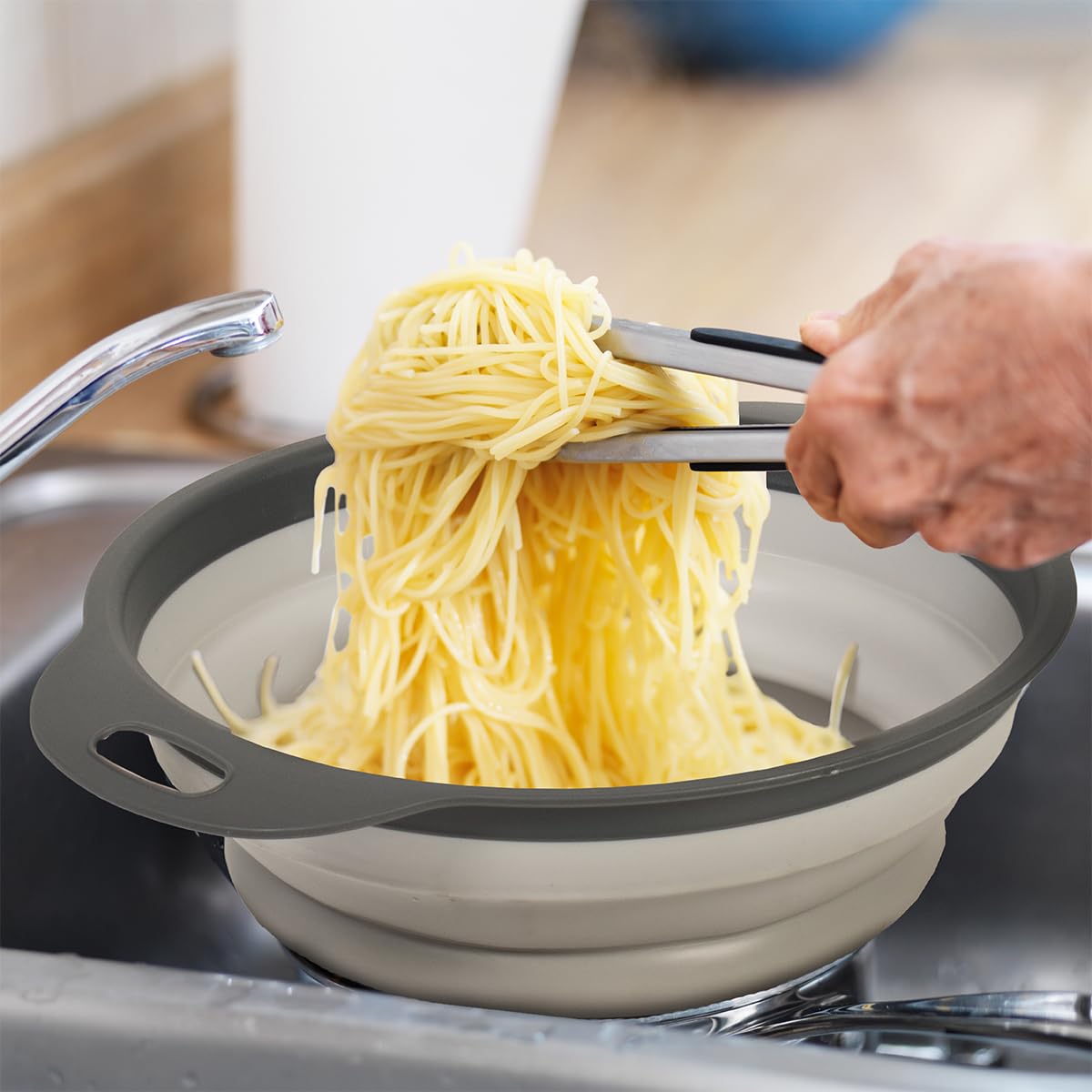 Glad Collapsible Colander Strainer - 2L | Small Pasta Drainer for Kitchen, Vegetables, and Fruit | Round Plastic Foldable Draining Basket for Easy Storage,Grey