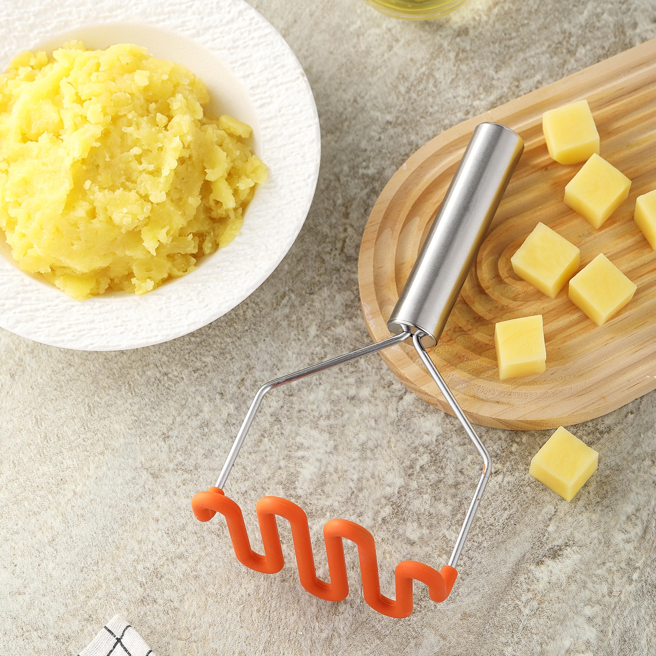 Potato Masher, VITUER Non-Scrath Silicone Potatoes Masher, Premium Stainless Steel Wrapped in Silicone Mashed Potatoes Masher, Great for Avocado, Potatoes, Beans, Dishwasher Safe (9.25inch, Orange)