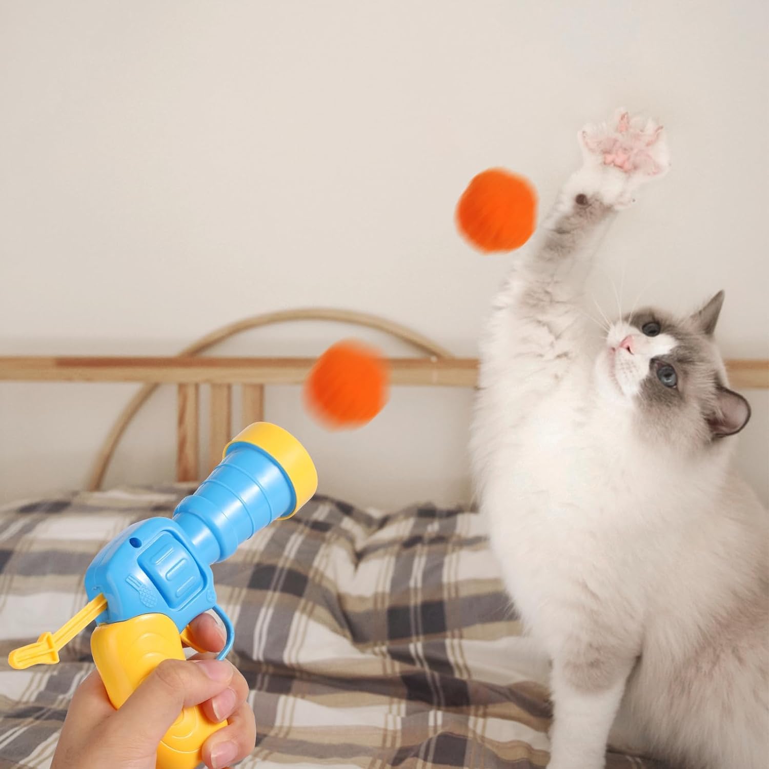 31Pcs Cat Ball Toy Launcher Gun, Cat Balls Fetch Toy, 30Pcs Plush Fuzzy Balls Launcher Cat Toy for Cats with 1 Gun, Funny Interactive Cat Toys for Bored Indoor Adult Cats, Cute Kitten Kitty Toys