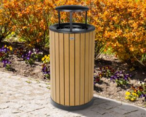 alpine 32 gallon commercial outdoor trash can - heavy duty garbage can outdoor, industrial trash can with plastic panels for patio, parks, trails & resorts (rain bonnet lid - cedar)