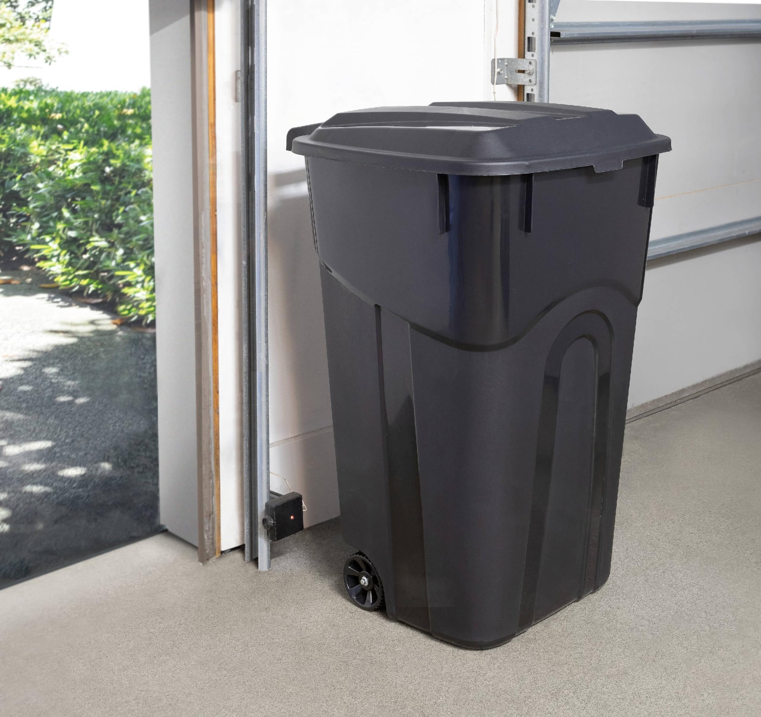 BJCYO 32 Gallon Wheeled Heavy Duty Plastic Garbage Can, Attached Lid, Black