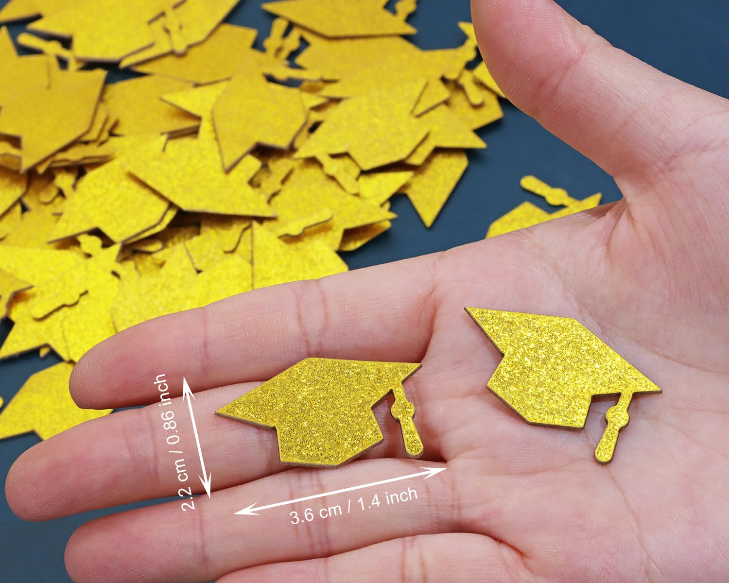 ONLYKXY 100pcs Graduation Cap Table Confetti Decor Glitter Confetti Graduation Hat Decoration for High School College Grad Party Decor Chocolate Favor Envelope Decal Scatter Bless Confetti (Gold)