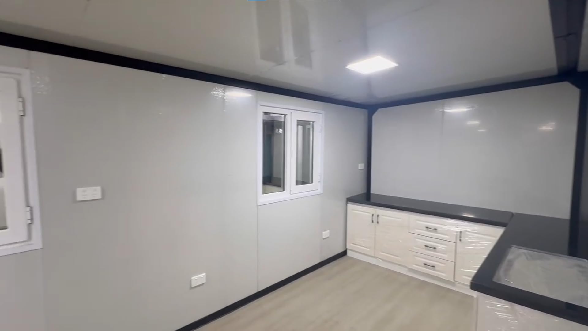 Expandable Modular House x 40ft - Portable Home with 3 Bedrooms, Kitchen, Bathroom, MH-EX3BKB