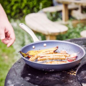 Alva x Black Angus - Nonstick Carbon Steel Frying Pan Skillet for Carbon Steel Cookware Set PFAS & PFOA Free, Non-Toxic Cookware, Induction Compatible, Stay Cool Handle, Ideal for Safe Cooking - 11"