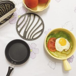 Unoschrim Mini Egg Frying Pan 4.7-Inch 3Pcs, Non-stick One Egg Frying Pan with Bakelite Handle, Cast-Iron Pot Designed for Eggs and Pancakes, All Stoves are Compatible - Non Toxic