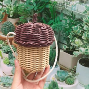 FQQWEE Acorn Shaped Basket Rattan Storage Basket with Lid Handmade Wicker Basket Cute Shoulder Crossbody Basket Bag Decorative Woven Basket for Girls Women(1pcs-Beige Brown)