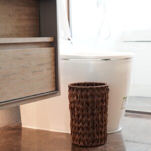 PINXIURY Wicker Waste Basket, Bathroom Trash Can, Small Round Trash Basket, Handwoven Trash Can Rubbish Basket for Bathroom, Bedroom, Home and Offices (Coffee)