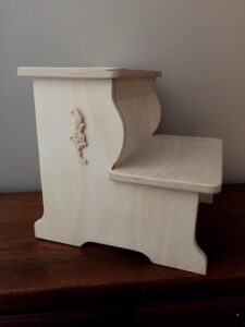 fagdkc step stool - sanded finish w/ornate