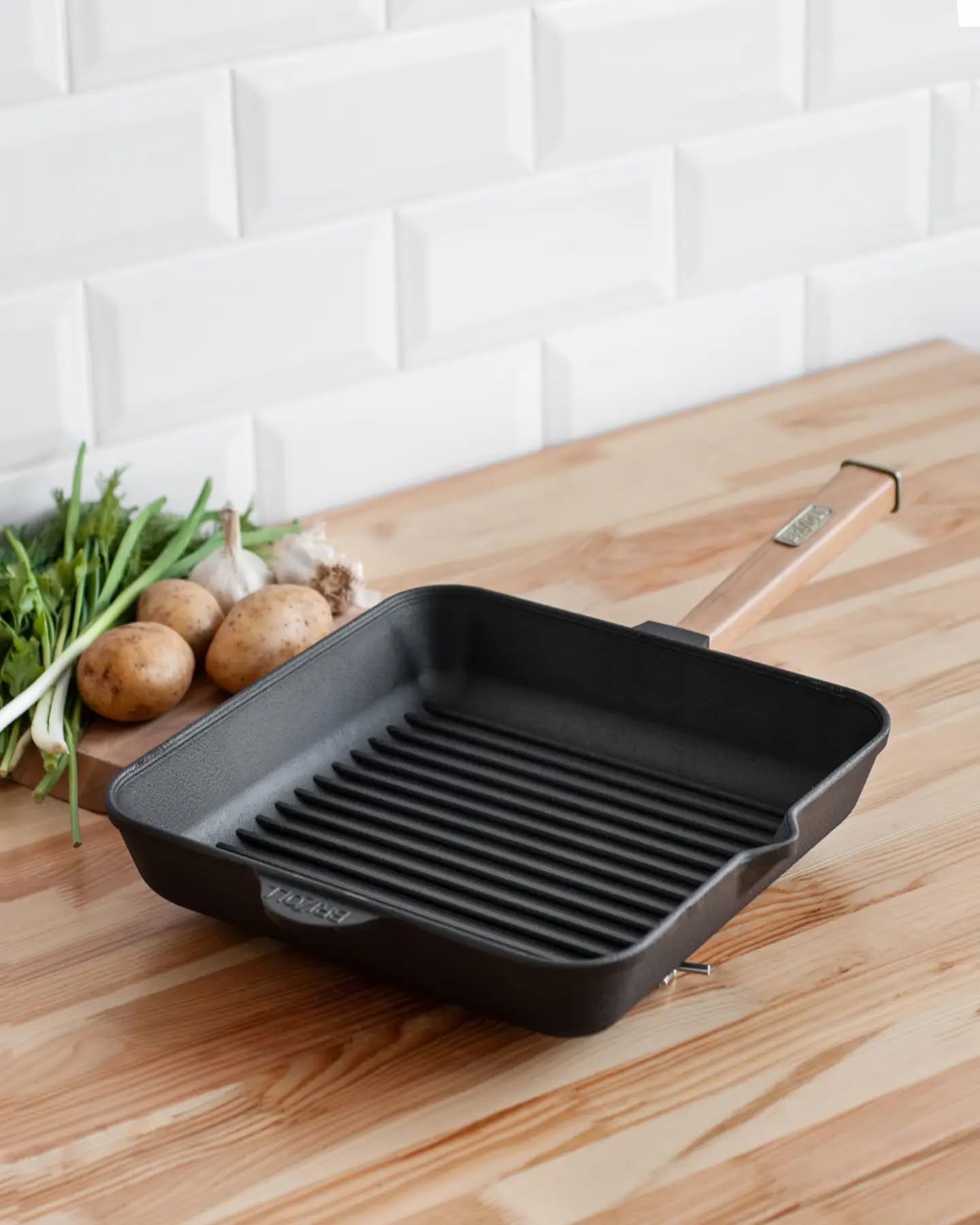 STP GOODS Cast Iron Grill Pan with Removable Wooden Handle 10.2" Kitchen Cooking Pan 2.74 Qt Square Cast Iron Skillet, Camping Pan for Indoor and Outdoor Cooking, Induction Safe, Black