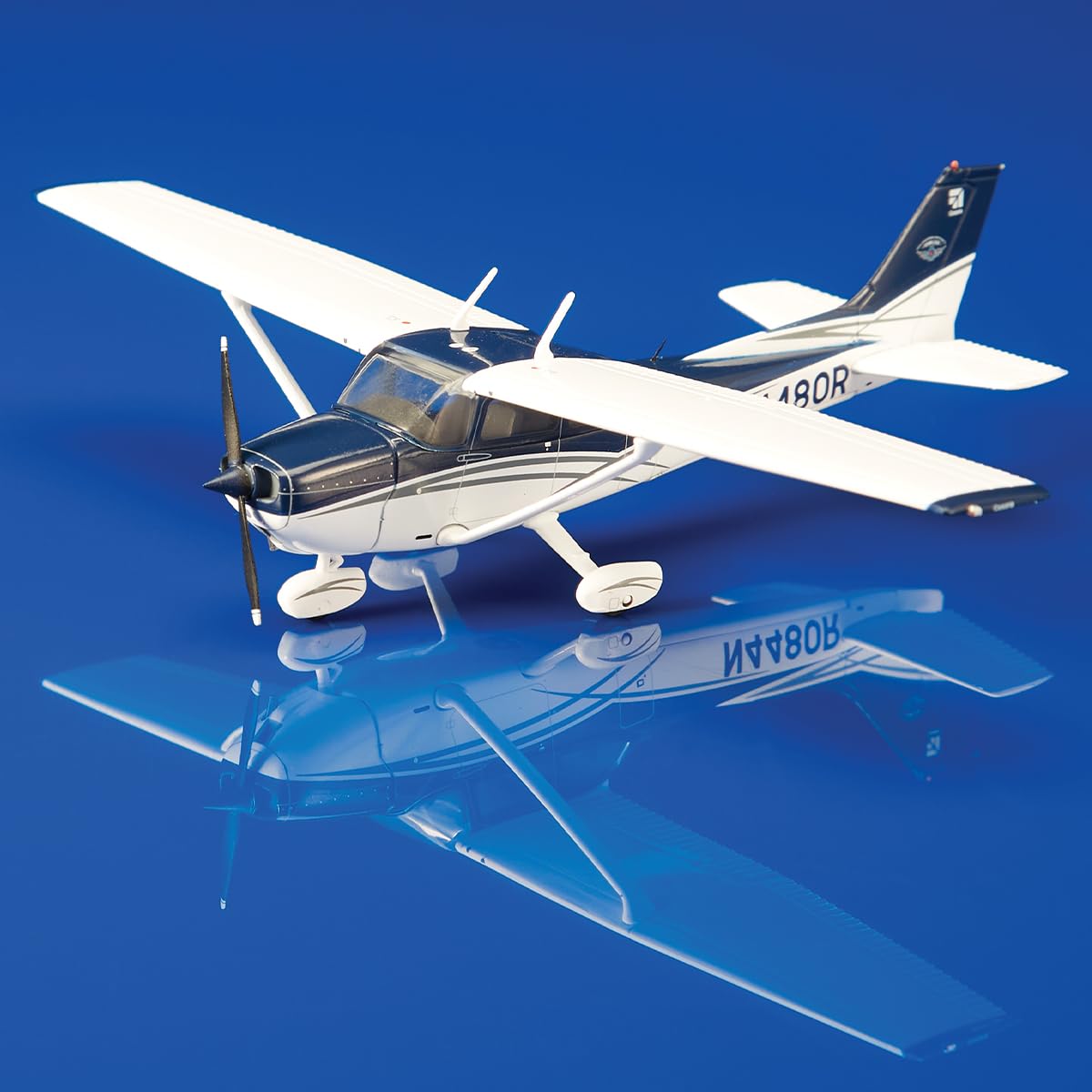 Sporty's Aviation Gifts Limited Edition C172 Skyhawk Die-Cast Model 1:72nd Scale with Display Stand