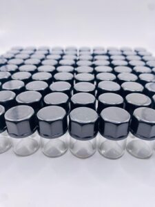 [144 pack] 1.5 ml glass vials, high grade borosilicate glass empty vials with caps, small liquid sample clear vial, black closed top screw caps with pe liner (0.4 dram)