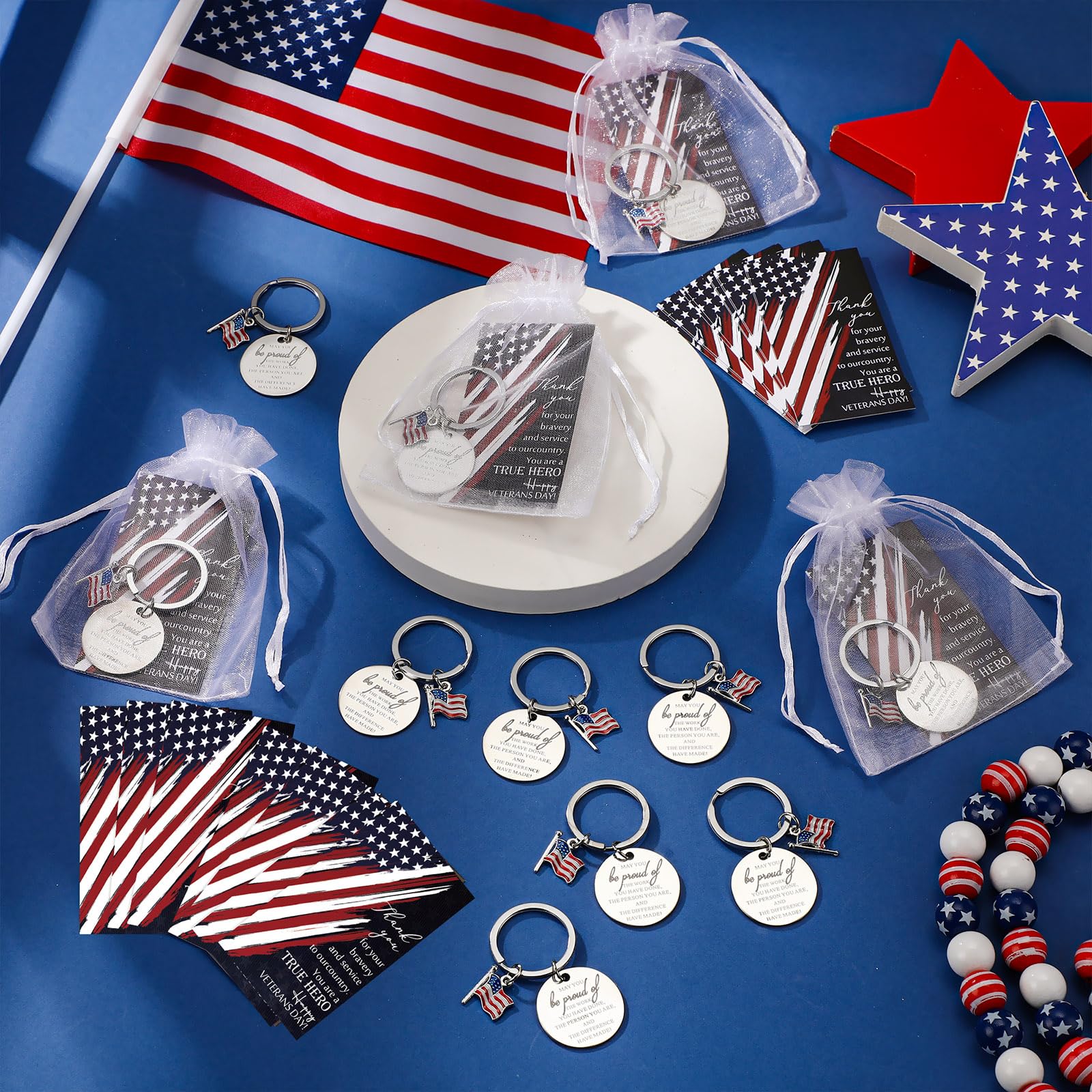 Lyrow 24 Sets Veterans Day Gift Bulk American Flag Keychains Patriotic Card with Organza Bag Party Decorations Church Favors