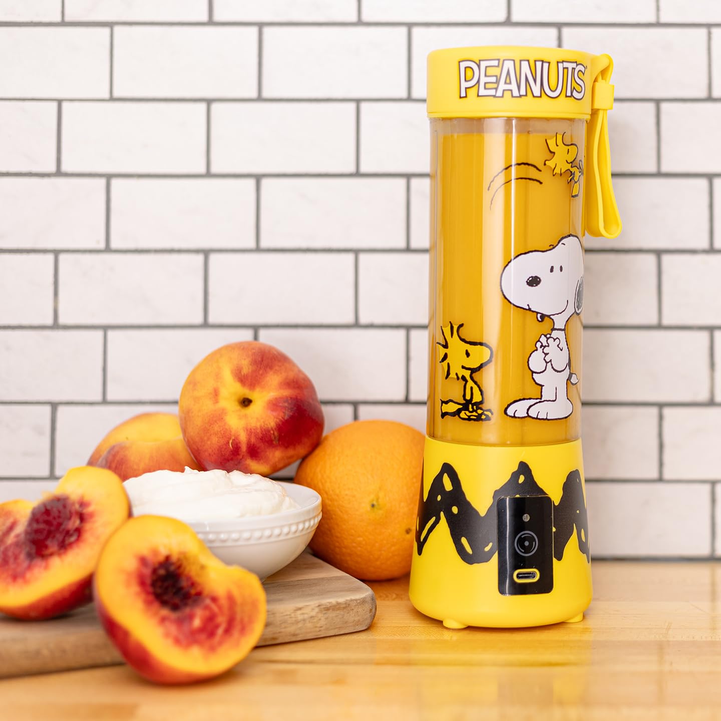 Uncanny Brands Peanuts Snoopy & Woodstock USB-Rechargeable Portable Blender