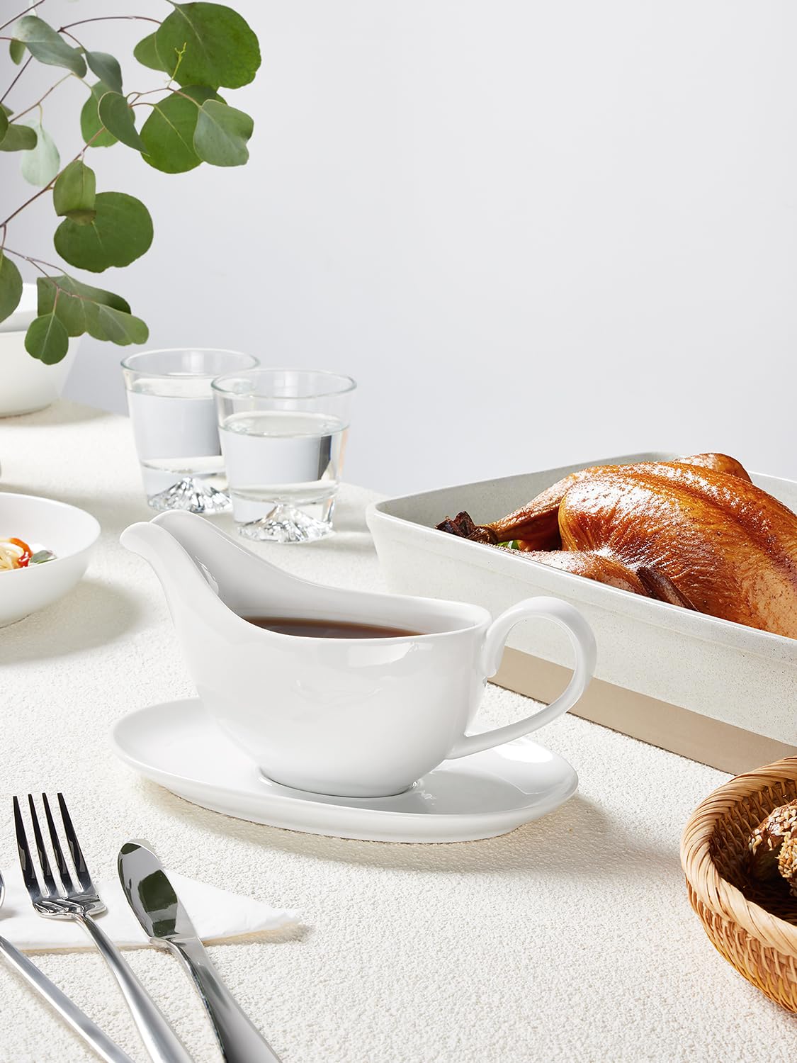 Yedio 18 oz Gravy Boat with Saucer, Large White Ceramic Gravy Boat, Boat and Tray for Turkey Beef Sauce, Salad Dressing, Creamer, Milk, Broth,Microwave and Dishwasher Safe