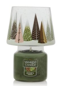 yankee candle balsam & cedar winter holiday gift set - small balsam & cedar candle (3.7 oz) with festive trees small jar shade in a decorative gift box