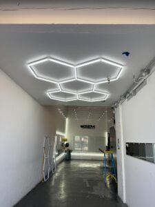 generic modern hexagon led lights - set of 5 touch control aluminum hexagon ceiling lights - honeycomb led lights for garage, shops, gyms, basements – 4ft wide, 8ft tall (6500 lumen), white