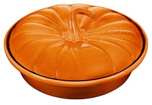 le creuset stoneware figural pumpkin baker with lid, 9", persimmon