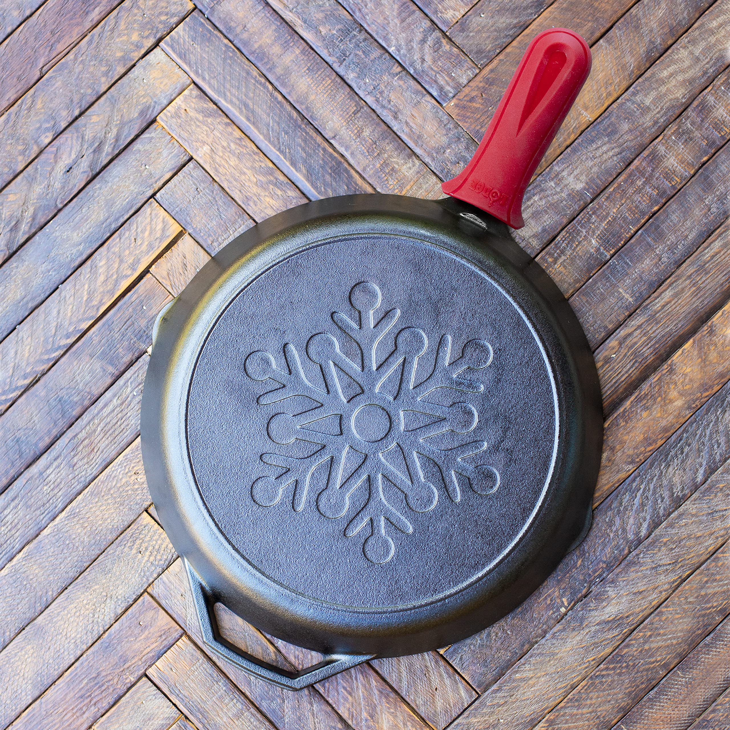 Lodge Snowflake Skillet with Handle Holder 12"