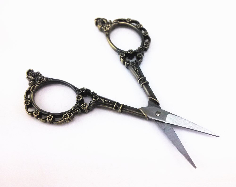 Yueton Vintage Europea Style Plum Blossom Needlework Embroidery Scissors (Bronze)