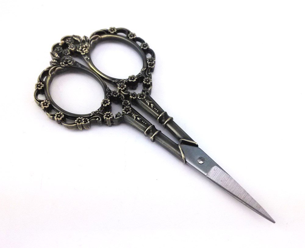 Yueton Vintage Europea Style Plum Blossom Needlework Embroidery Scissors (Bronze)