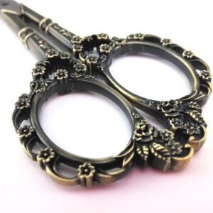 Yueton Vintage Europea Style Plum Blossom Needlework Embroidery Scissors (Bronze)