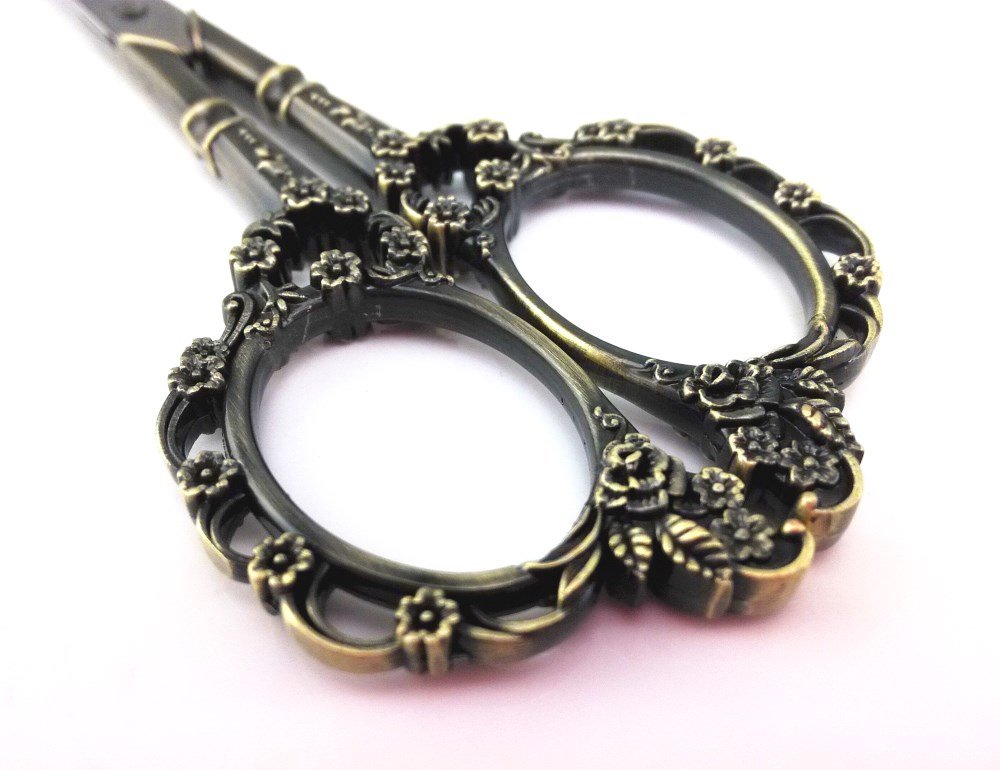 Yueton Vintage Europea Style Plum Blossom Needlework Embroidery Scissors (Bronze)