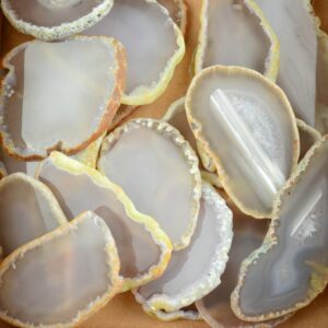 30 Pieces Agate Slices Stone Slab 2"-3" in Length for Wedding Name Cards Namecards Place Cards - White/Grey