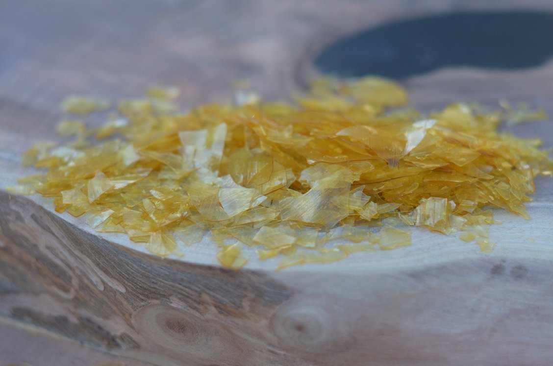 De-Waxed Super Blonde Shellac Flakes 1 lb. (16 oz.)