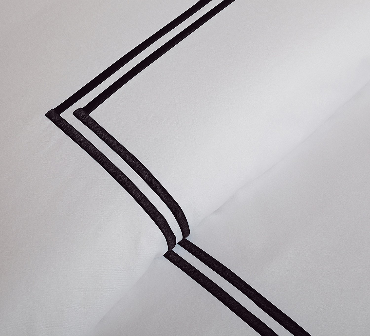 BedDecor Luxury Soft Brushed 400-Thread-Count Egyptian Cotton Embroidered Duvet Cover Set with Beautiful 2-Stripe Embroidery - - Full/Queen - White/Black