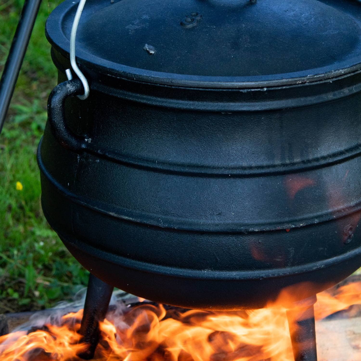 Lehman's Campfire Cooking Kettle Pot - Cast Iron Potje Dutch Oven with 3 Legs and Lid, 10.5 inch, 2 gallon