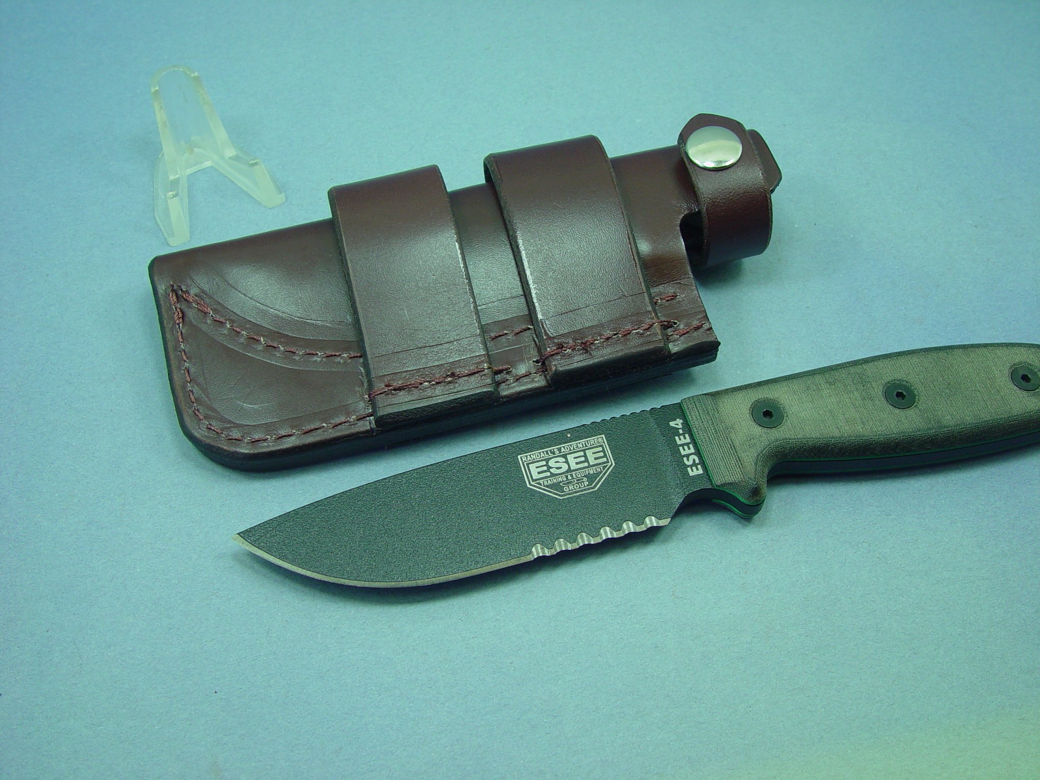 Custom cross draw sheath for ESEE 4 knife are rat 4 knife.