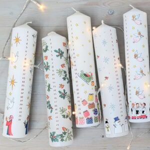 Alison Gardiner Santa's Sleigh Advent Candle - Handmade Wax Pillar Candle with 50 Hours Burn Time - Classic Christmas Countdown Candle Ideal for Centerpiece and Advent Tradition - Made in England