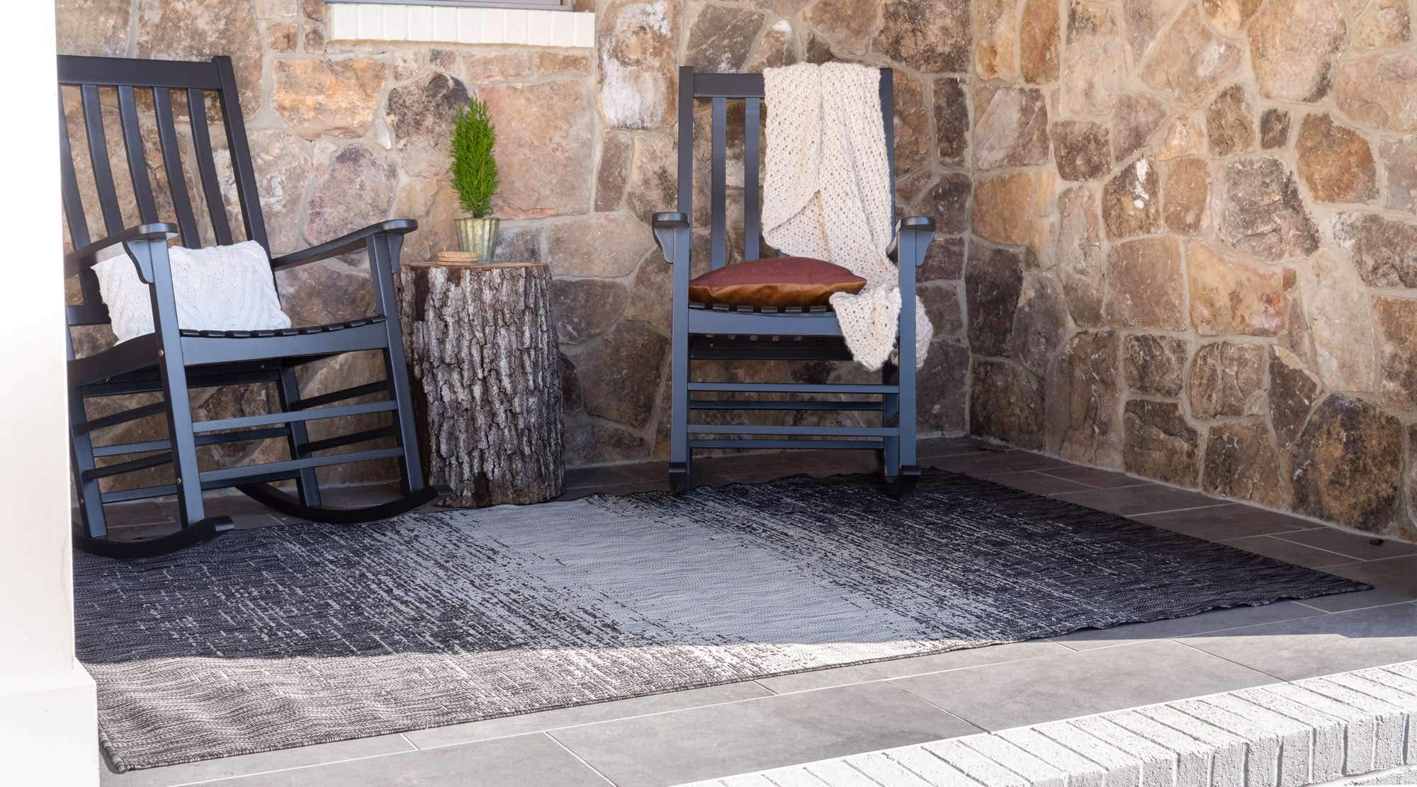 Unique Loom Outdoor Modern Collection Area Rug - Ombre (5' 1" x 8' Rectangle, Charcoal Gray/ Ivory)