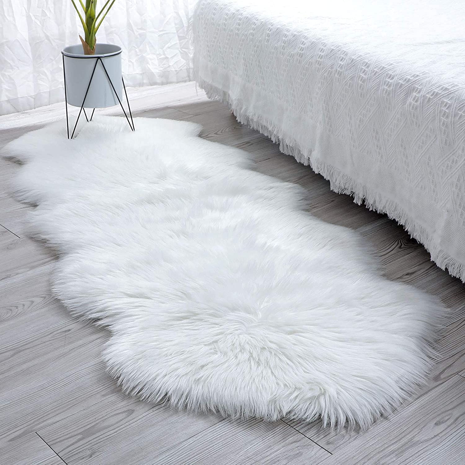 HLZHOU Soft Faux Fur Rug White Sheepskin Chair Cover Seat Pad Shaggy Area Rugs for Bedroom Sofa Living Room Floor (White, 2x5.3 Feet)