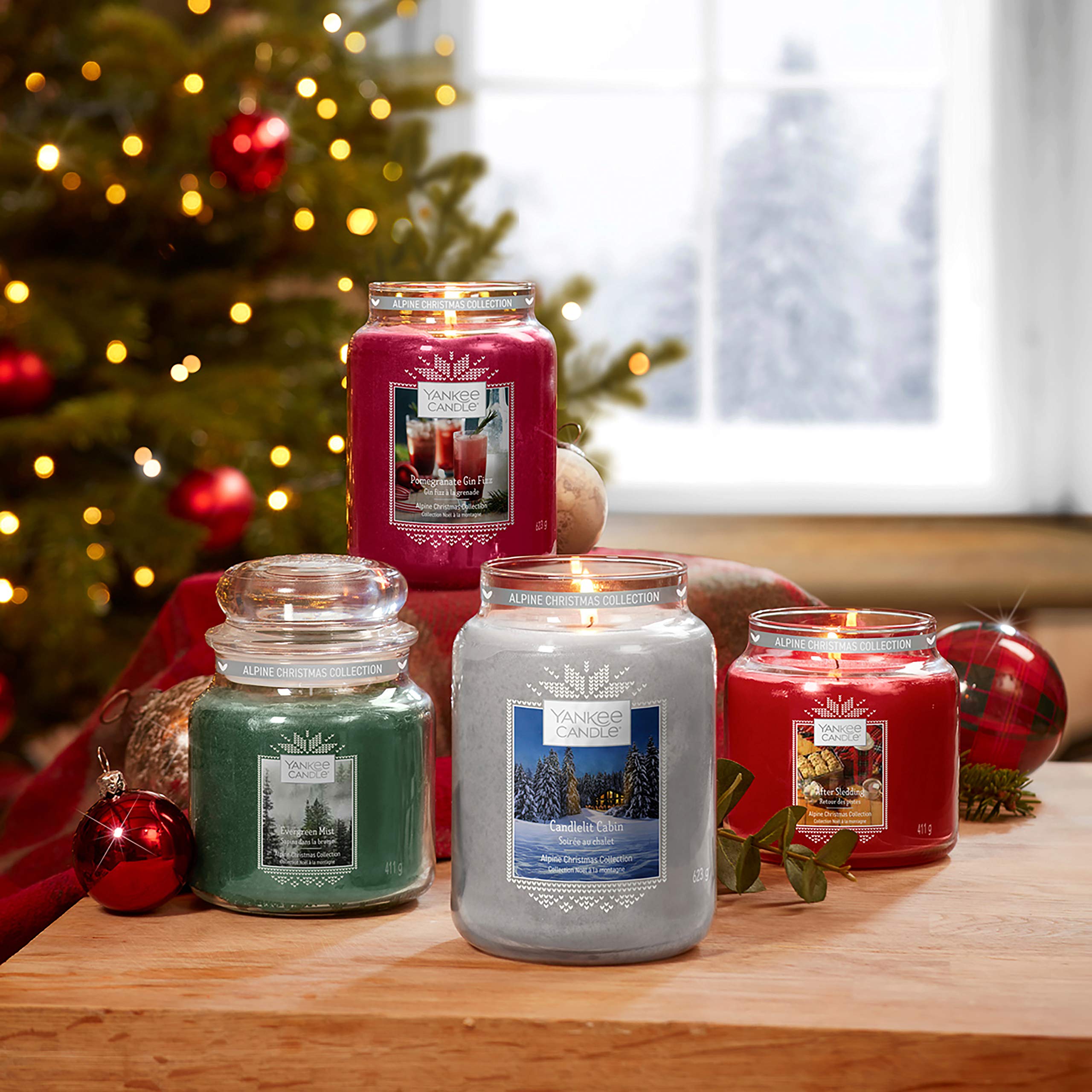 Yankee Candle Small Jar Scented Candle, Candlelit Cabin, Alpine Christmas Collection, Up to 30 Hours Burn Time