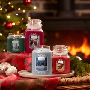 Yankee Candle Small Jar Scented Candle, Candlelit Cabin, Alpine Christmas Collection, Up to 30 Hours Burn Time