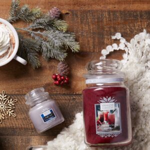 Yankee Candle Small Jar Scented Candle, Candlelit Cabin, Alpine Christmas Collection, Up to 30 Hours Burn Time