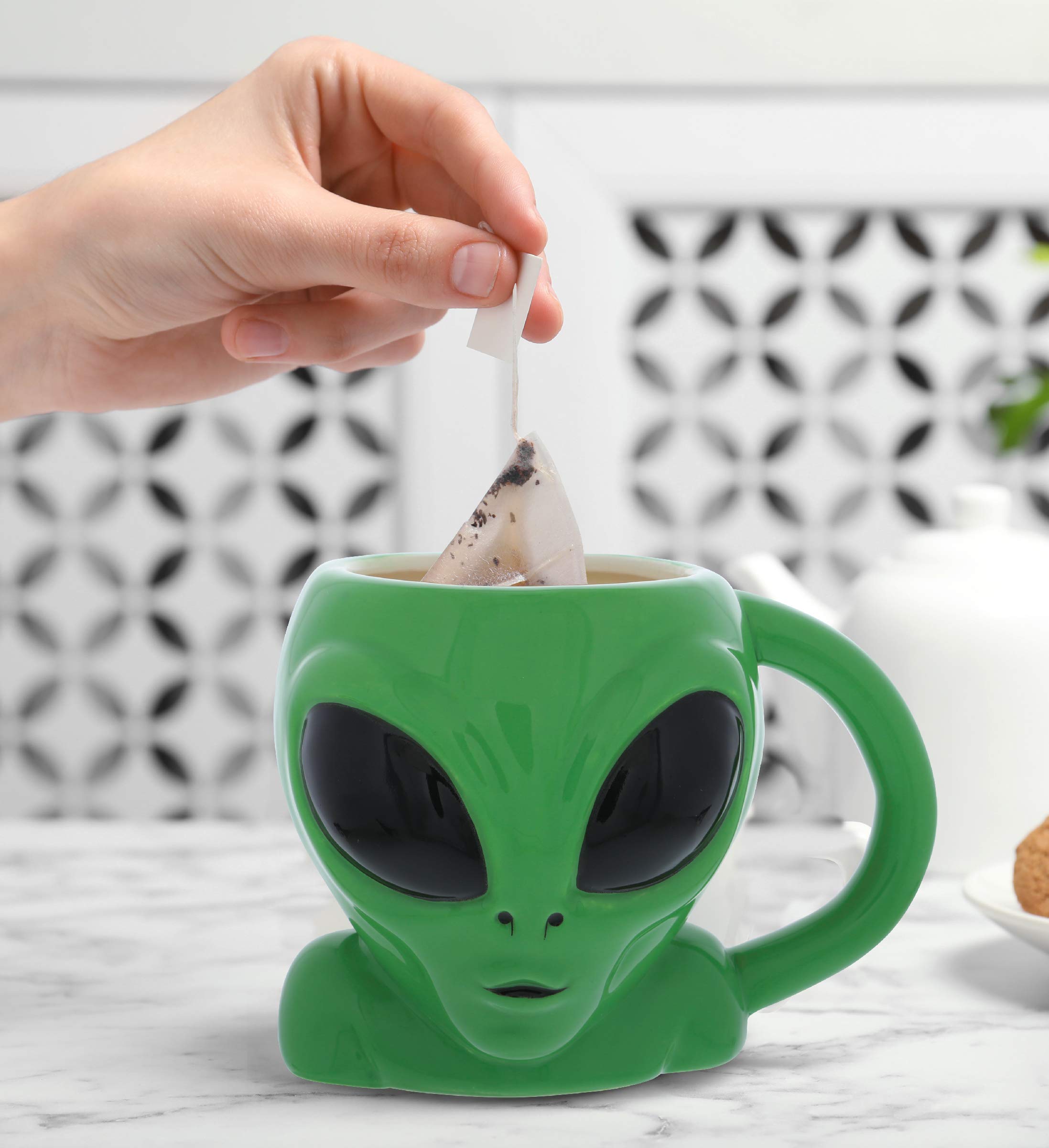 MUGNIV Novelty 3D Green Alien Mug - Cute Cute Coffee Mugs for Women and Men, Funny Coffee Mug Space Gift for Coffee Lovers, Cool Alien Head Fun Glassware Ceramic Mug for Hot and Cold Drinks - 17 Oz