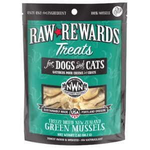 northwest naturals raw rewards freeze-dried green lipped mussel treats for dogs and cats - bite-sized pieces - healthy, 1 ingredient, human grade pet food, all natural - 2 oz (pack of 1)