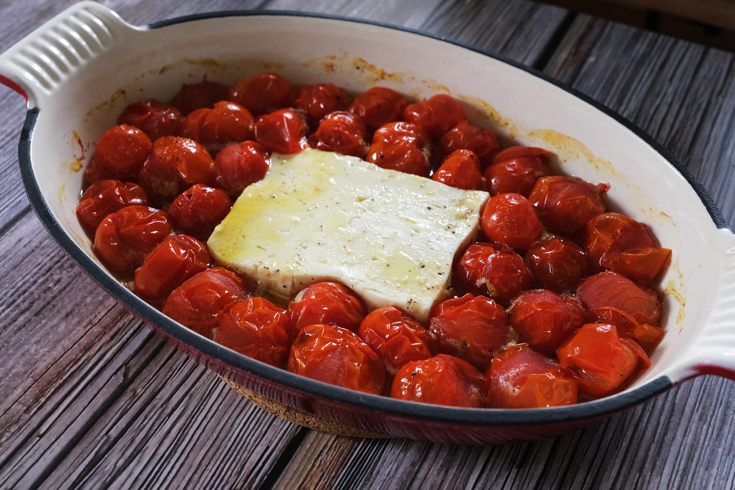 1.58 Qt Enameled Cast Iron Oval Roaster, Casserole Dish, Lasagna Pan, Deep Roasting Pan, for Cooking and Baking - Small 13.4" x 8.46" - Red