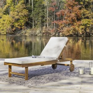 JONATHAN Y PAT1003A Seabrook 69 x 24 Inch Outdoor Acacia Wood Lounger with Cushion, 5-Position Back, Slide Table & Wheels for Garden, Lawn, Backyard, Pool, Deck, Beach, Firepit, Light Brown