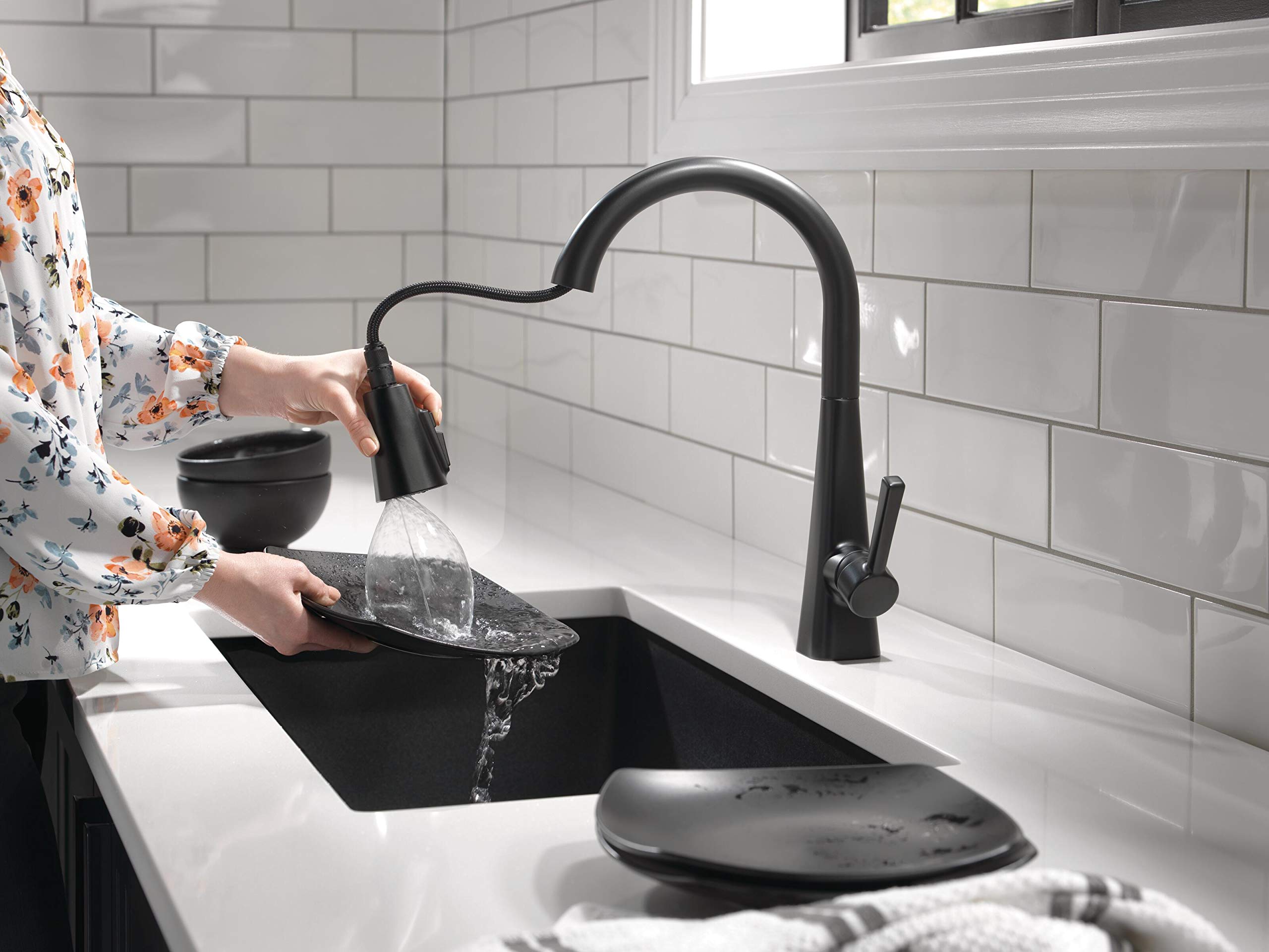 Delta Faucet Lenta Matte Black Kitchen Faucet Black, Kitchen Faucets with Pull Down Sprayer, Kitchen Sink Faucet, Faucet for Kitchen Sink, Magnetic Docking Spray Head, Matte Black 19802Z-BL-DST