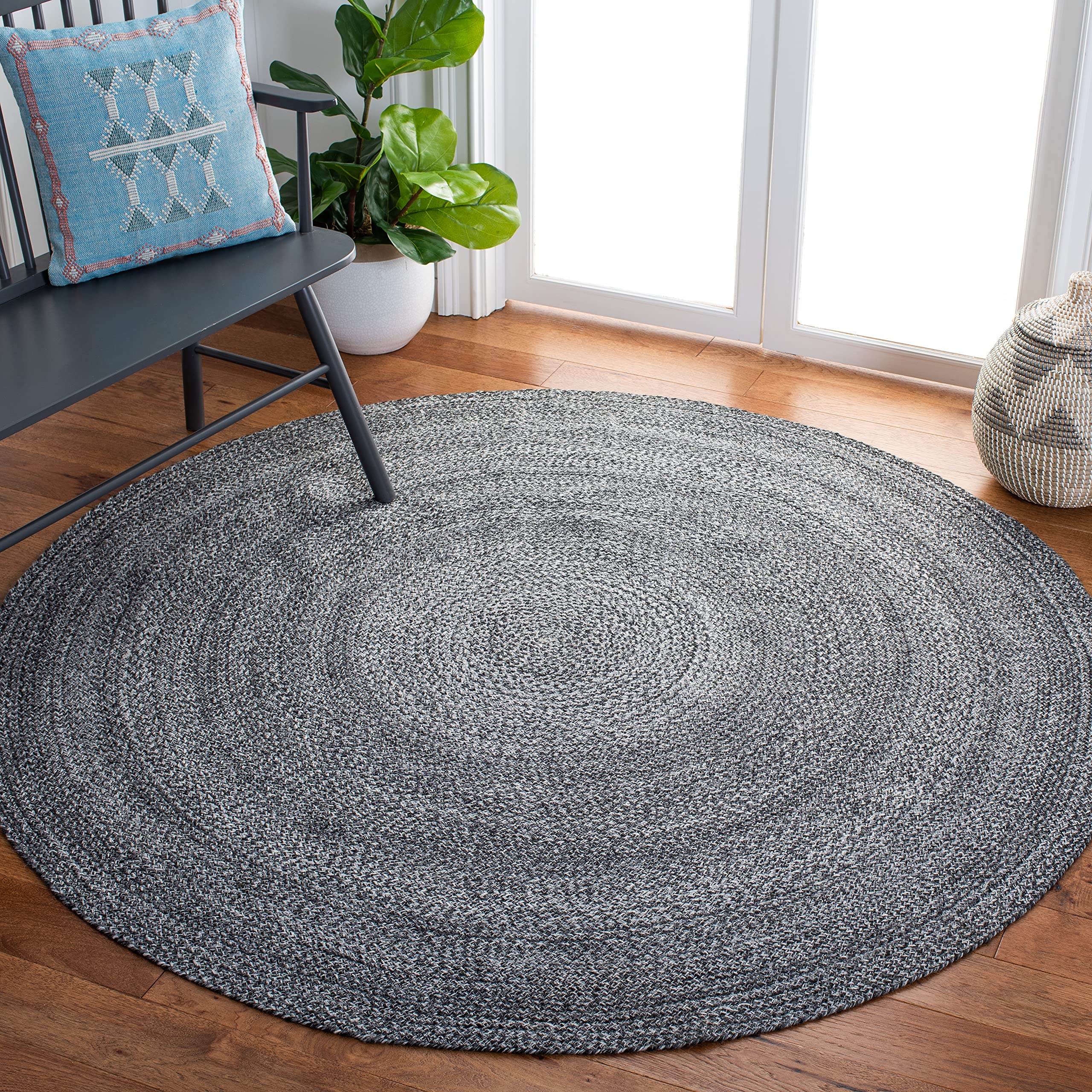 SAFAVIEH Cape Cod Collection Area Rug - 4' Round, Charcoal, Handmade Braided, Ideal for High Traffic Areas in Living Room, Bedroom (CAP224H)