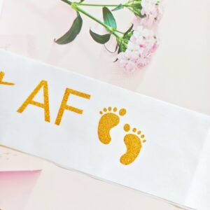 Magnusson's Garden Baby Shower Mom Sash, Pregnant AF Sash for Mommy to Be, Gender Reveal Pregnancy Announcement Decorations, Pink or Blue Boy or Girl Sex Reveal Supplies, Future Mummy Gift, White