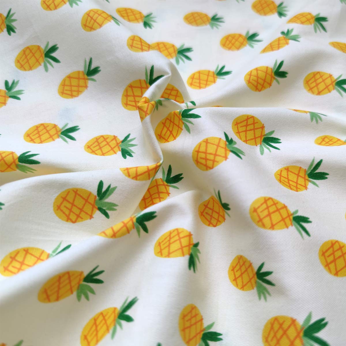 Qililandiy 100% Cotton Pineapple Print Cotton Fabric Quilting Fat Quarter Bundles Patchwork Fabric for Sewing DIY Crafts (1.09 Yard x 1.72Yard)