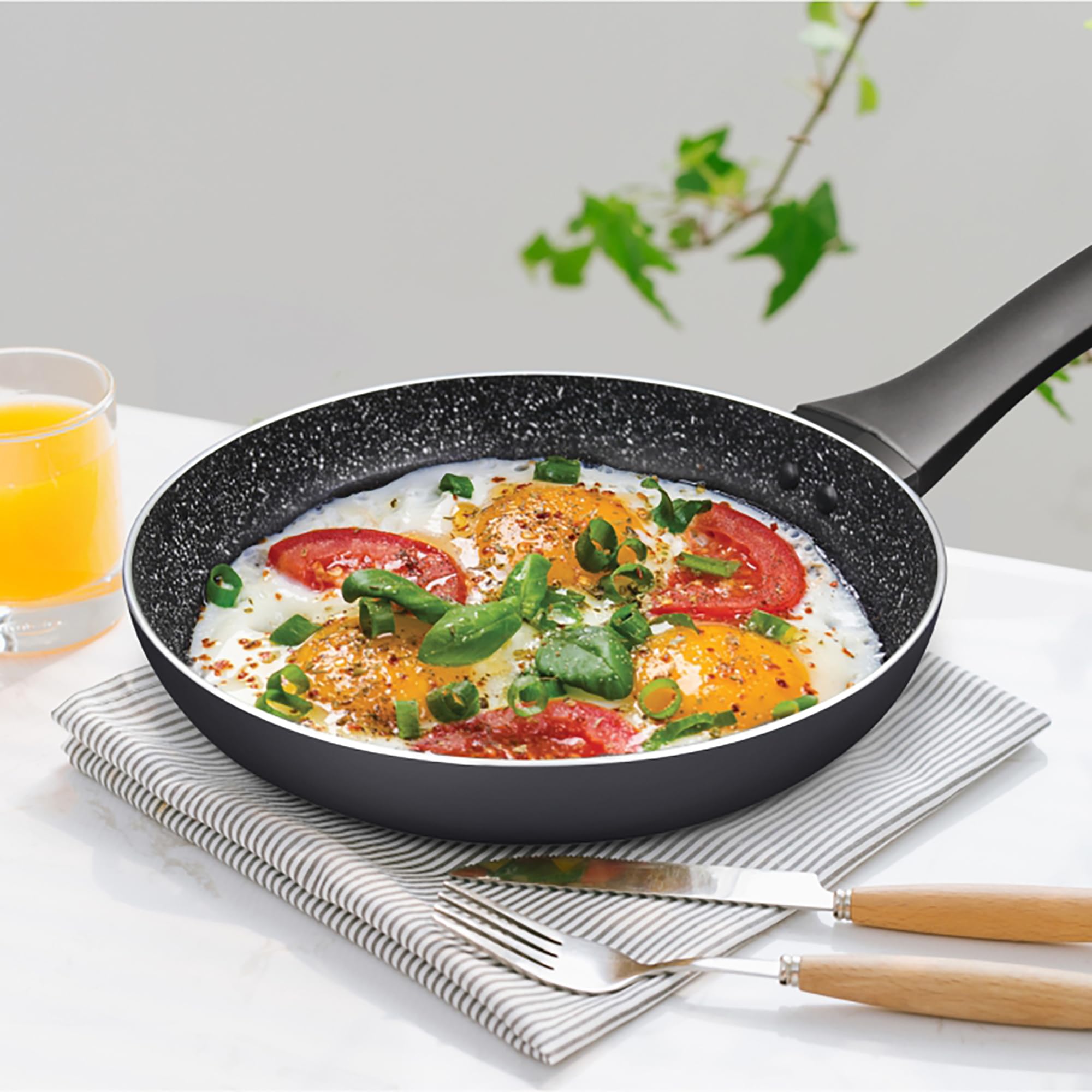 Milton Nonstick frying pan 9.4 inch. Large pan for egg omelette, pancake. Flat bottom Stir fry skillet for electric induction cookware. Dishwasher & Oven safe (Aluminium) Black