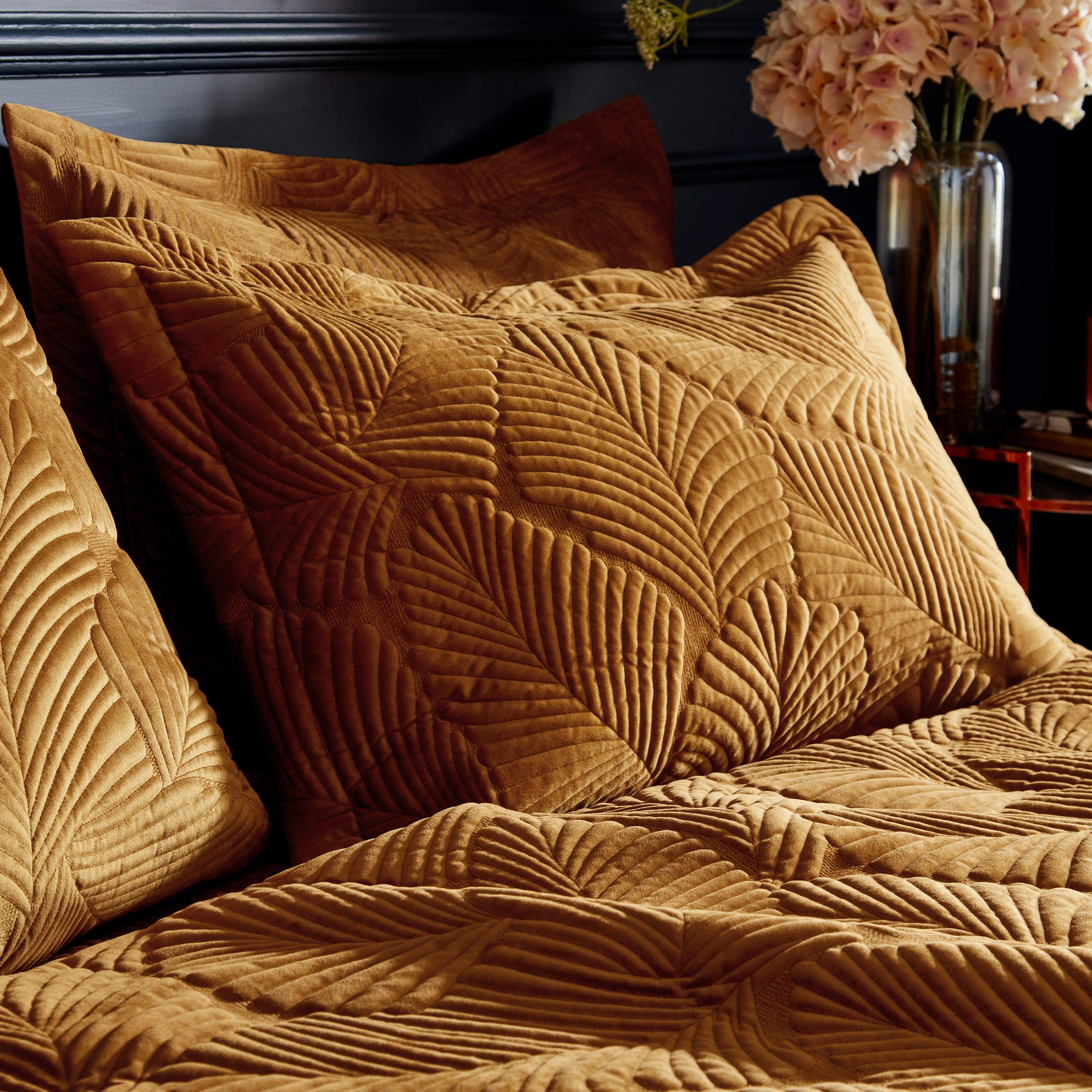 Paoletti Palmeria Velvet Quilted Duvet Set (Full) (Gold)