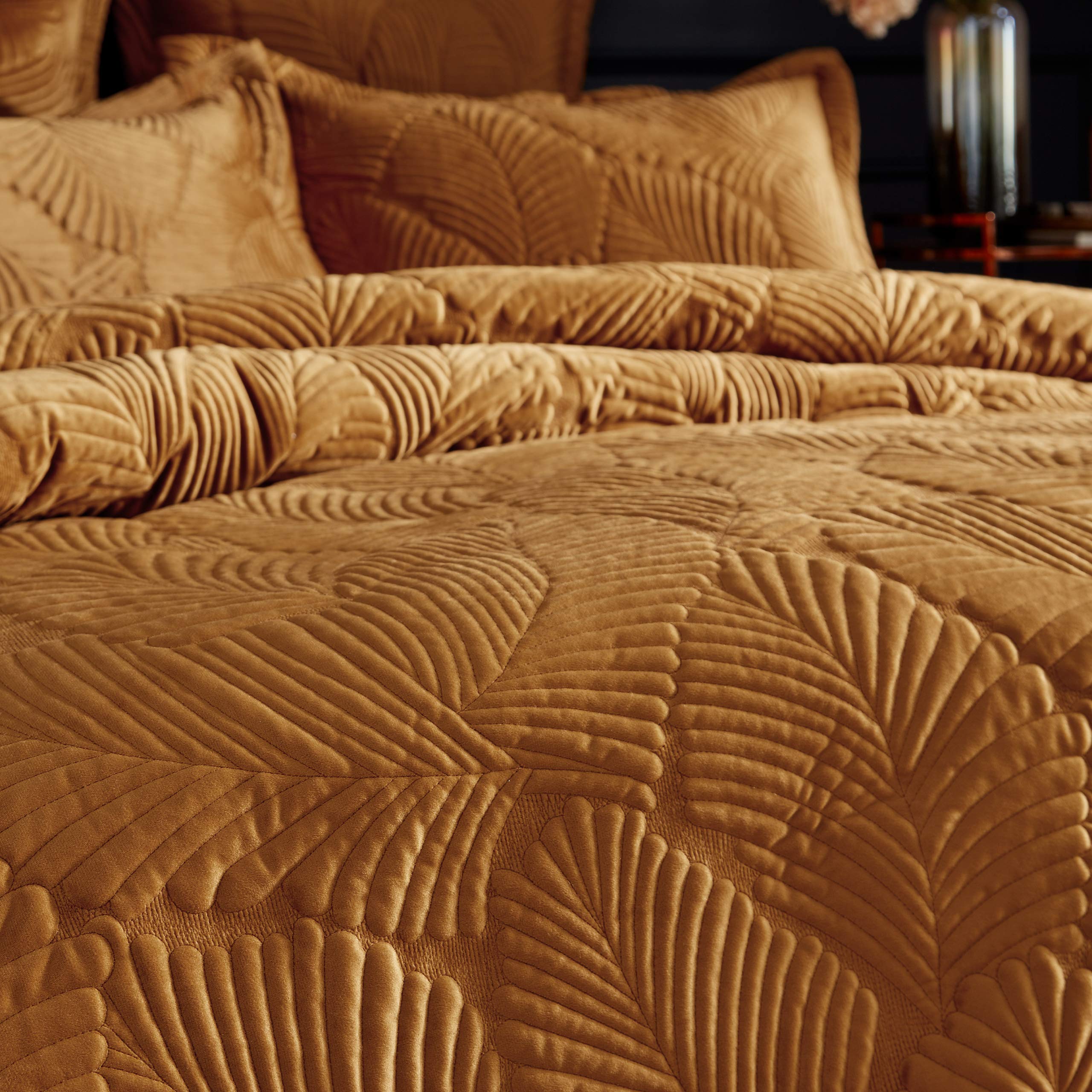 Paoletti Palmeria Velvet Quilted Duvet Set (Full) (Gold)